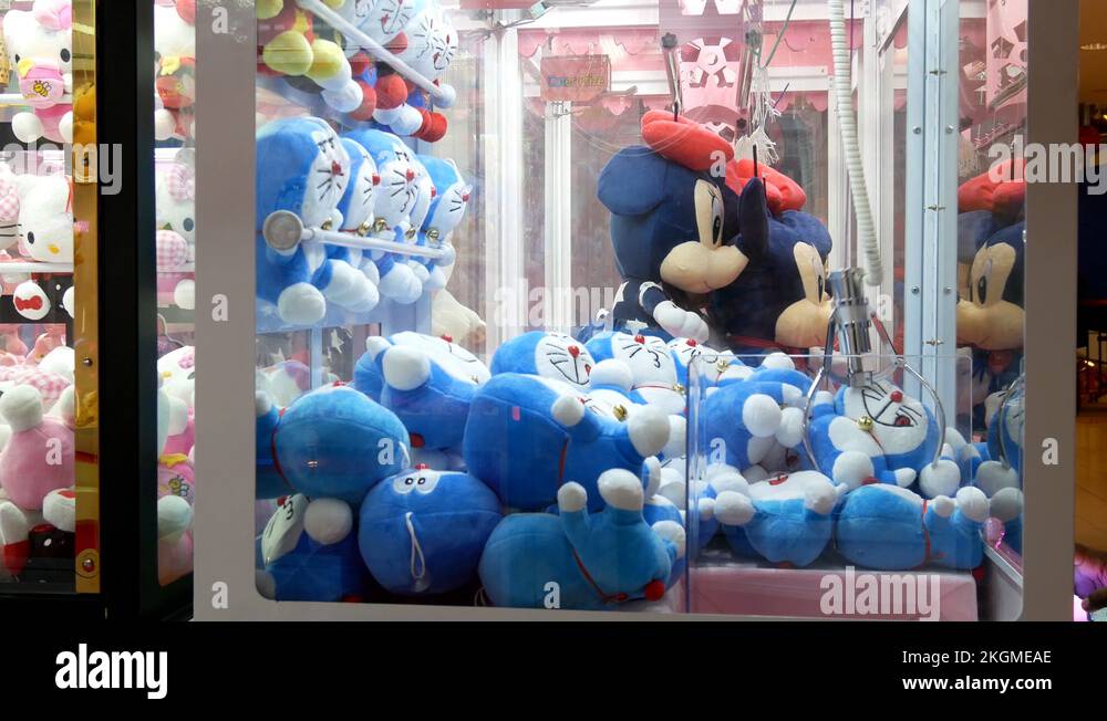 Claw toy crane Stock Videos & Footage - HD and 4K Video Clips - Alamy