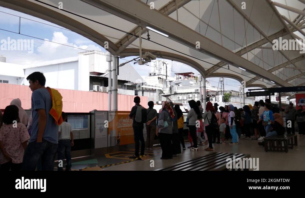 Jakarta MRT - Passenger Waiting for Commuter Stock Video Footage - Alamy