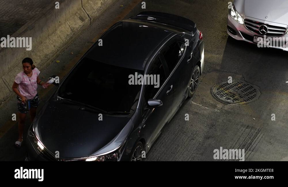 Window clean to beat poverty in Bangkok 4K Stock Video Footage - Alamy