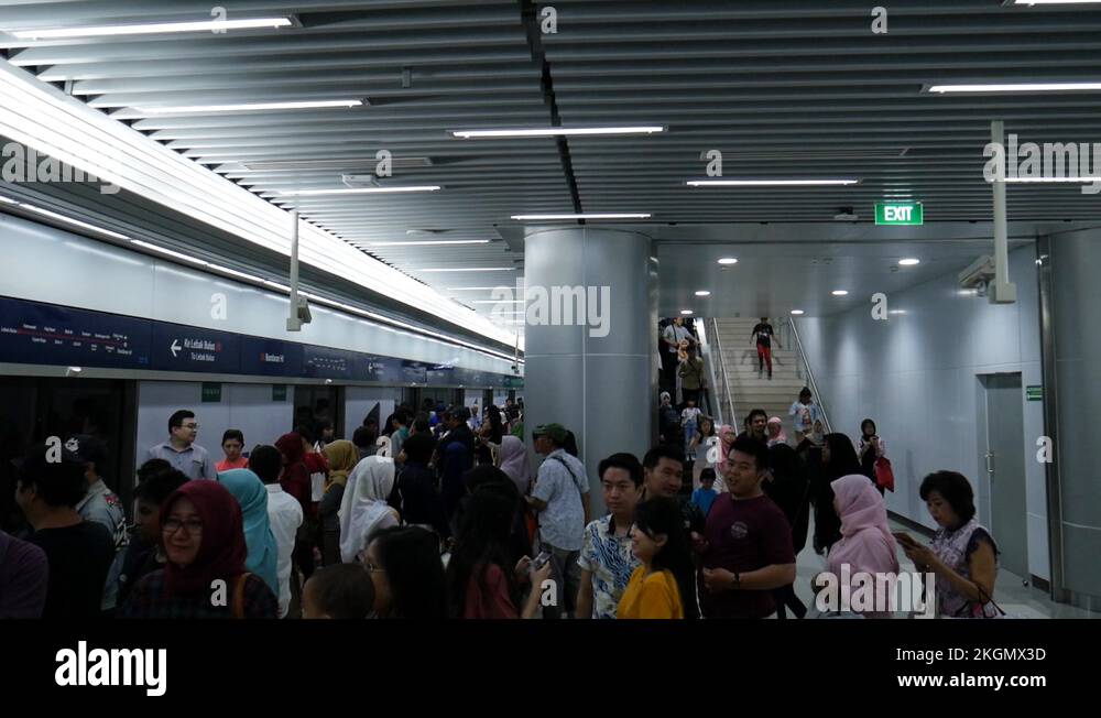 Jakarta MRT - passengers arriving and waiting at the station Stock ...