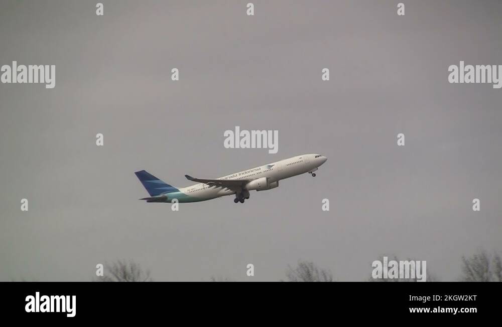 Garuda plane Stock Videos & Footage - HD and 4K Video Clips - Alamy