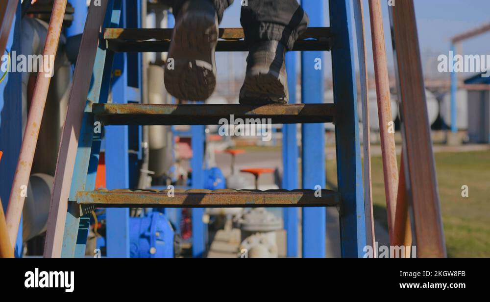 Oil rig legs Stock Videos & Footage - HD and 4K Video Clips - Alamy