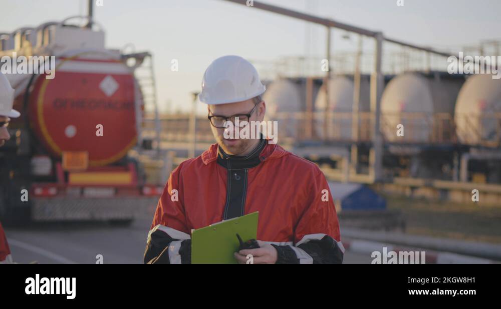 Offshore rig workers Stock Videos & Footage - HD and 4K Video Clips - Alamy