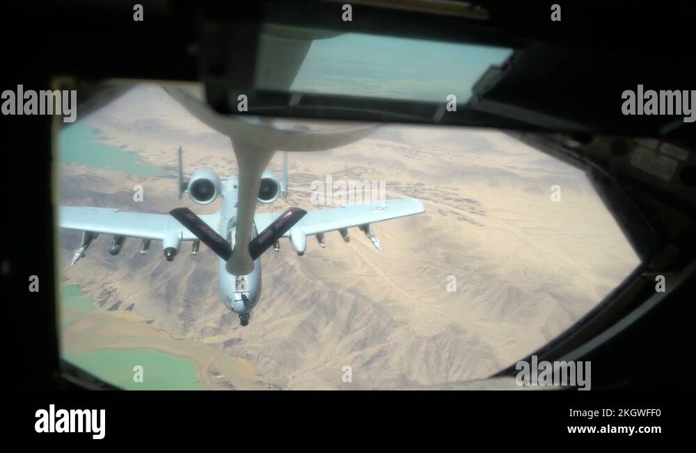 Boom operator gives thumbs up to A-10 Thunderbolt pilot above Qatar ...