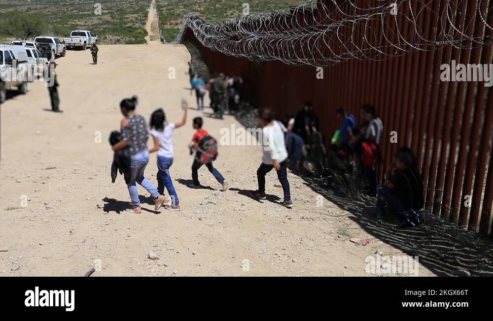 Illegal immigrants surrender to Border Patrol Agents at Sasabe on ...