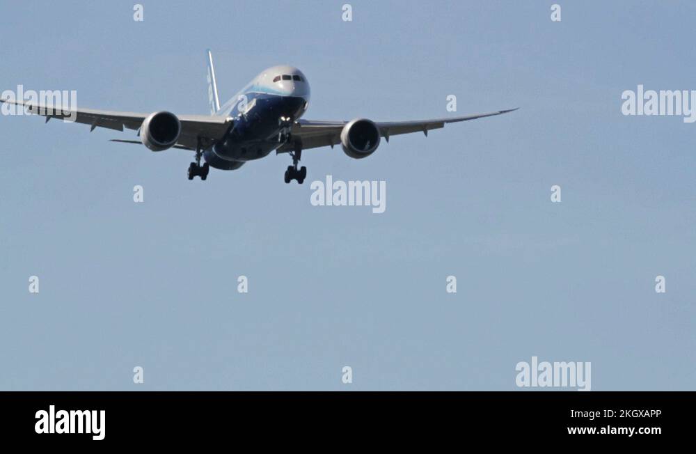 Boeing 787 boeing dreamliner in flight Stock Videos & Footage - HD and ...