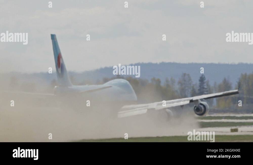 Boeing 747 takeoff Stock Videos & Footage - HD and 4K Video Clips - Alamy