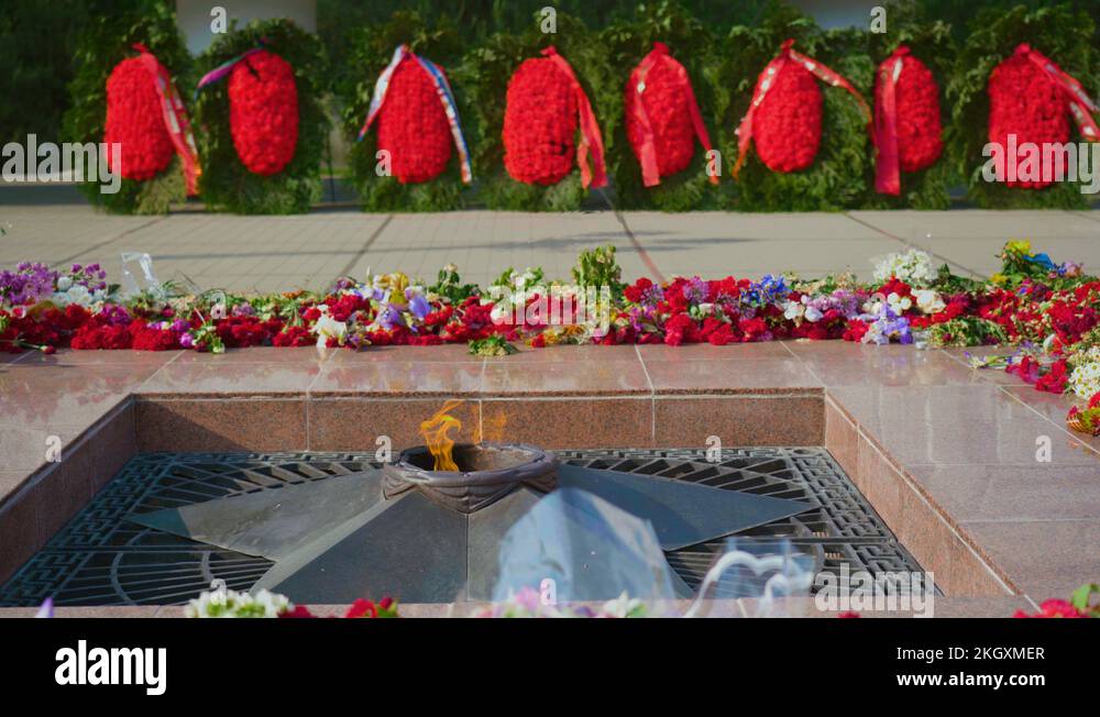 Eternal Fire monument with star at Tomb of Unknown Soldier - symbol of ...