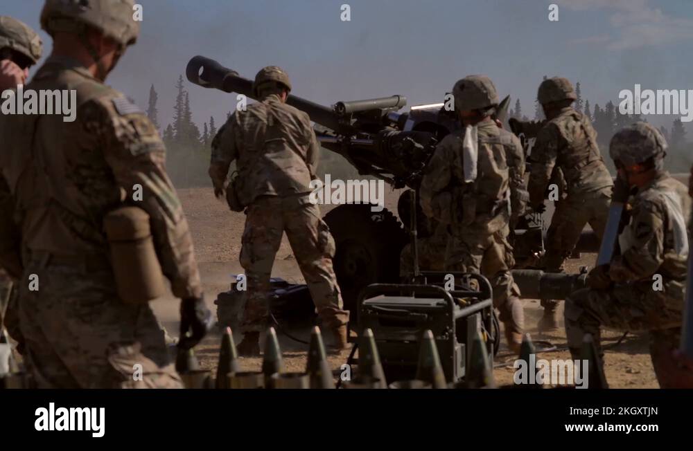 U.S. Army soldiers fire M101 Howitzer during artillery training Stock ...
