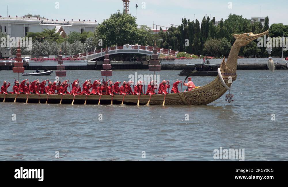 Thai oarsmen seen rowing a royal barge on the Chao Phraya River Stock ...