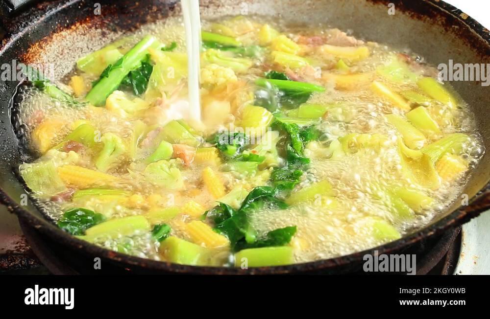 Cooking pork with vegetables to make soup of Radna, Thai famous street ...