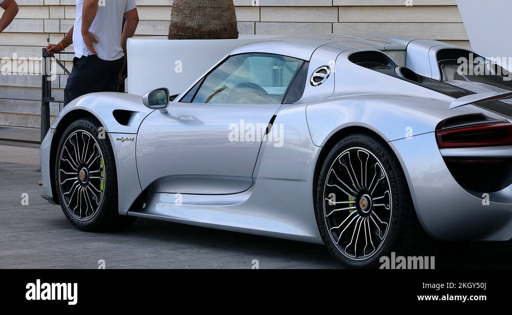 Porsche 918 Spyder Hybrid Supercar - Side View Stock Video Footage - Alamy