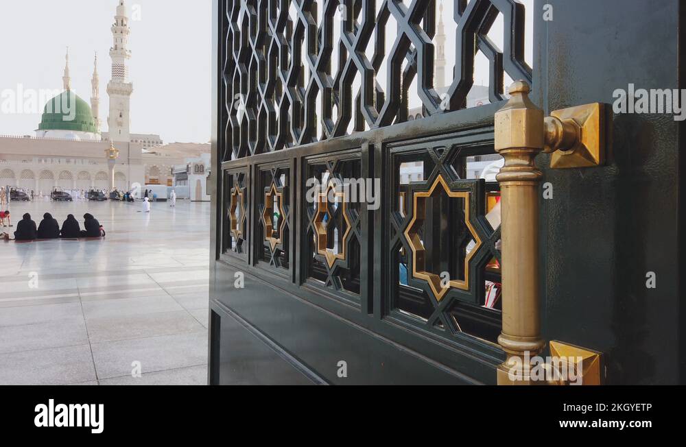 Muslims rest at the compound of Masjid Al Nabawi in Madinah, Saudi ...