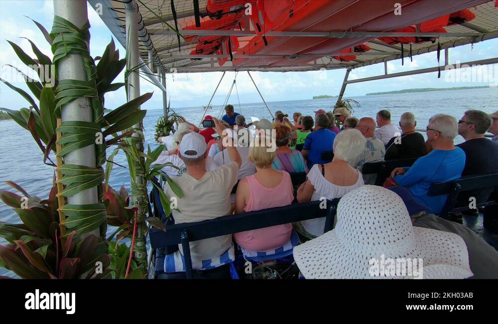 Tourist boat excursion to motu island, Bora Bora, French Polynesia ...