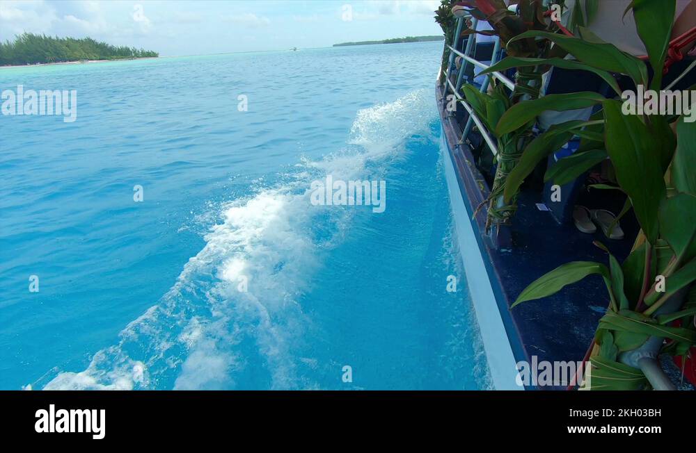 Tourist boat excursion to motu island, Bora Bora, French Polynesia ...
