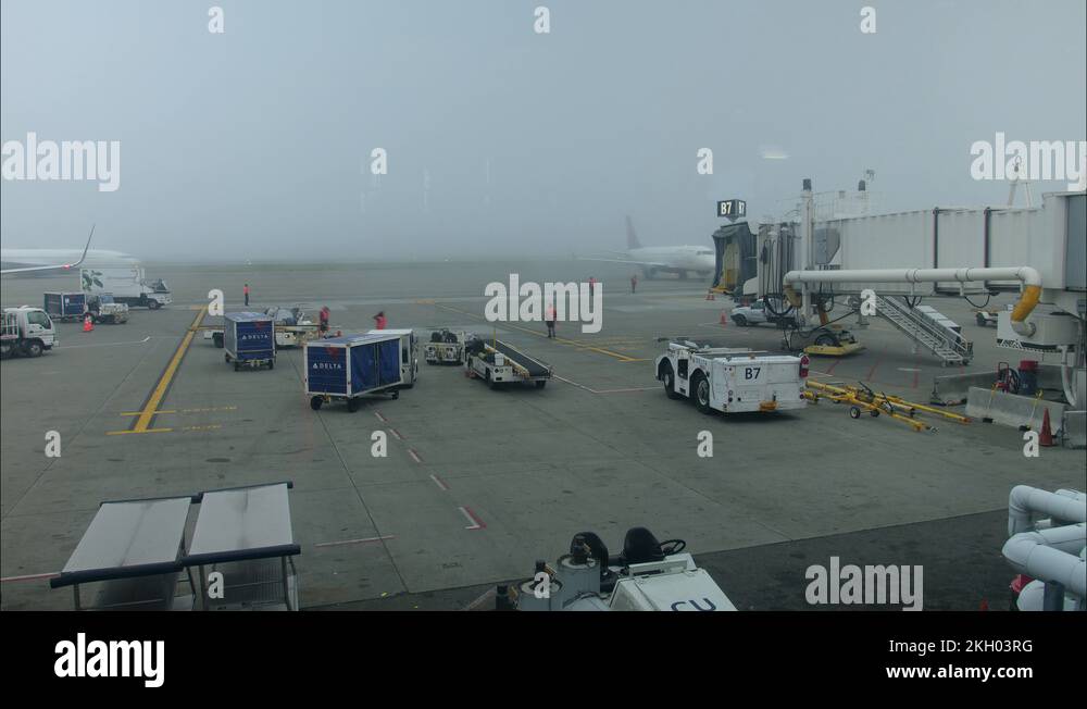 Baggage offload Stock Videos & Footage - HD and 4K Video Clips - Alamy