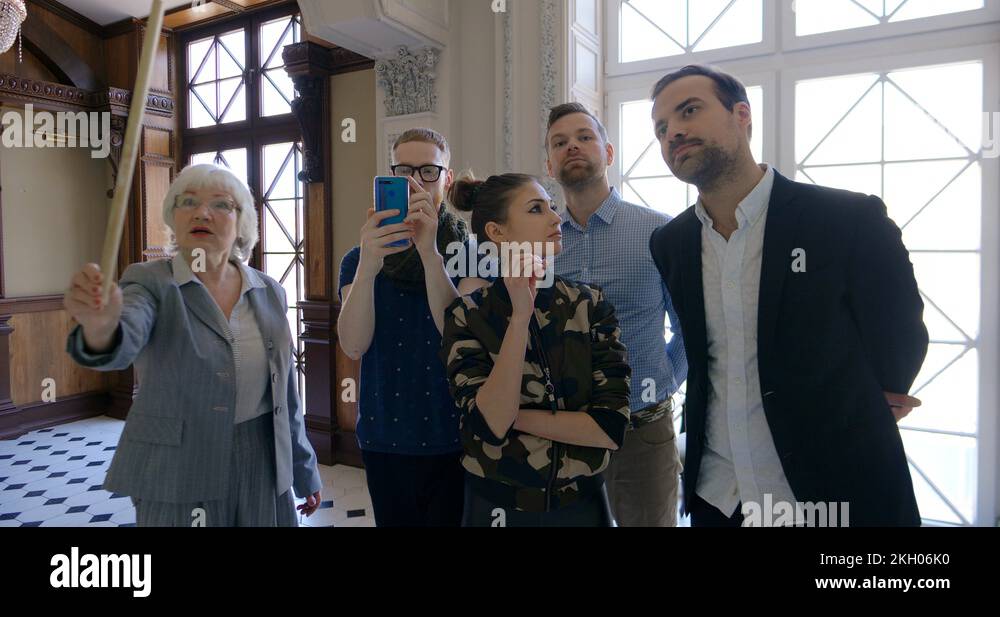 Tour guide museum Stock Videos & Footage - HD and 4K Video Clips - Alamy