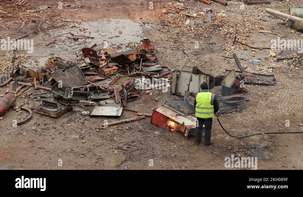 Claw scrap Stock Videos & Footage - HD and 4K Video Clips - Alamy
