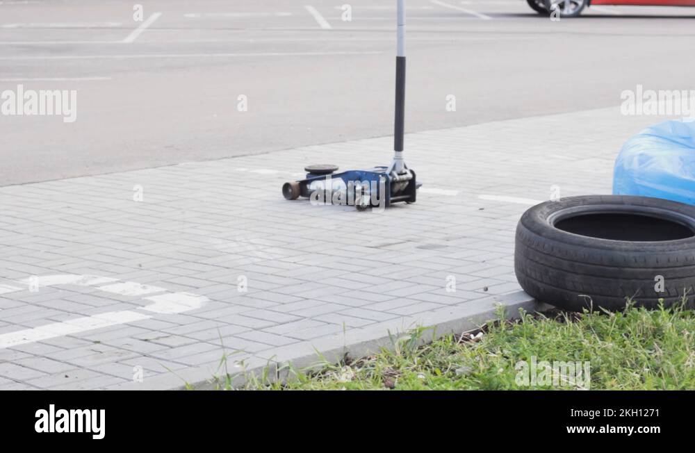 Fitting car Stock Videos & Footage - HD and 4K Video Clips - Alamy