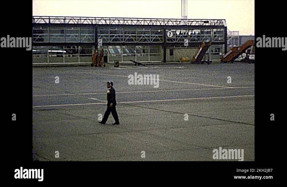 London runway Stock Videos & Footage - HD and 4K Video Clips - Alamy