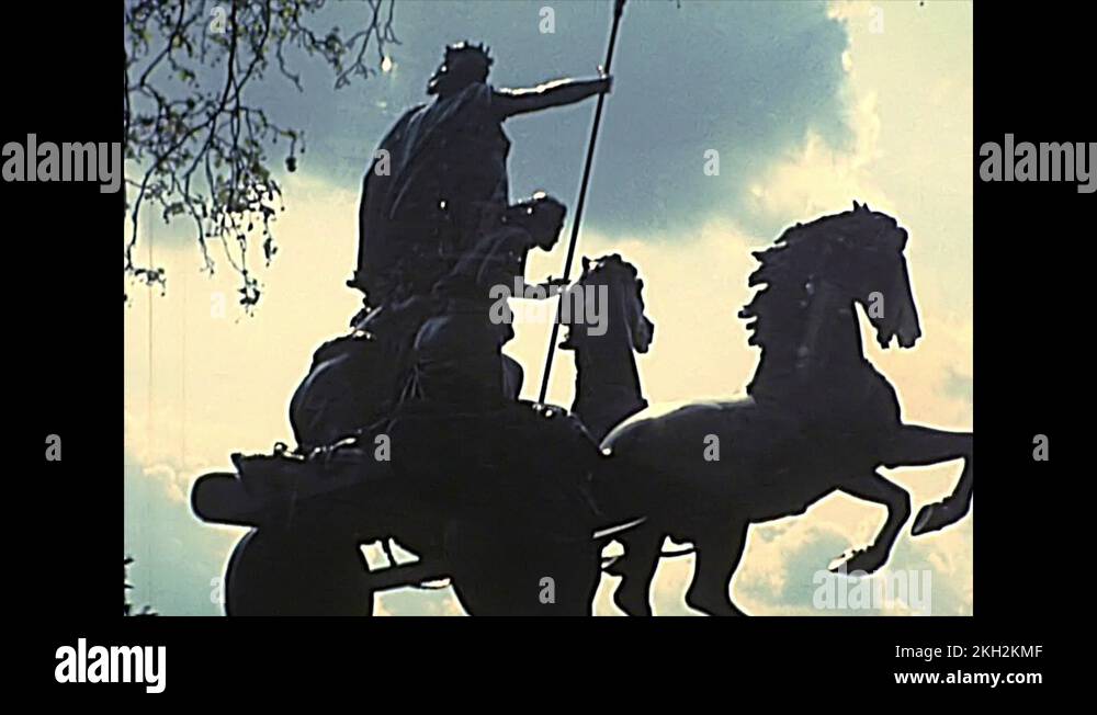 The statue of boadicea and her daughters Stock Videos & Footage - HD ...