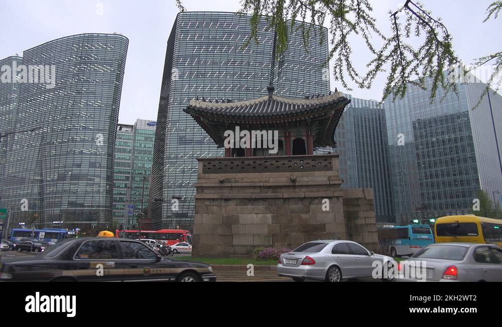 Korean Temple surrounded by modern buildings, Seoul, South Korean Stock ...
