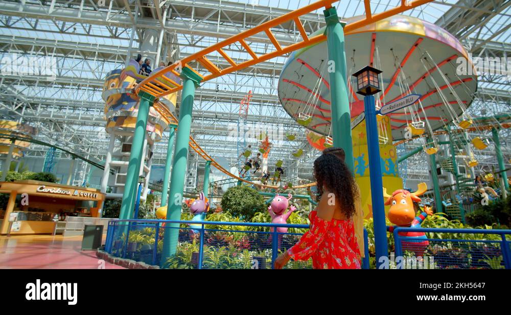 Couple at Mall of America Theme Park, Amusement Park Rides, 4K Stock Video Footage - Alamy