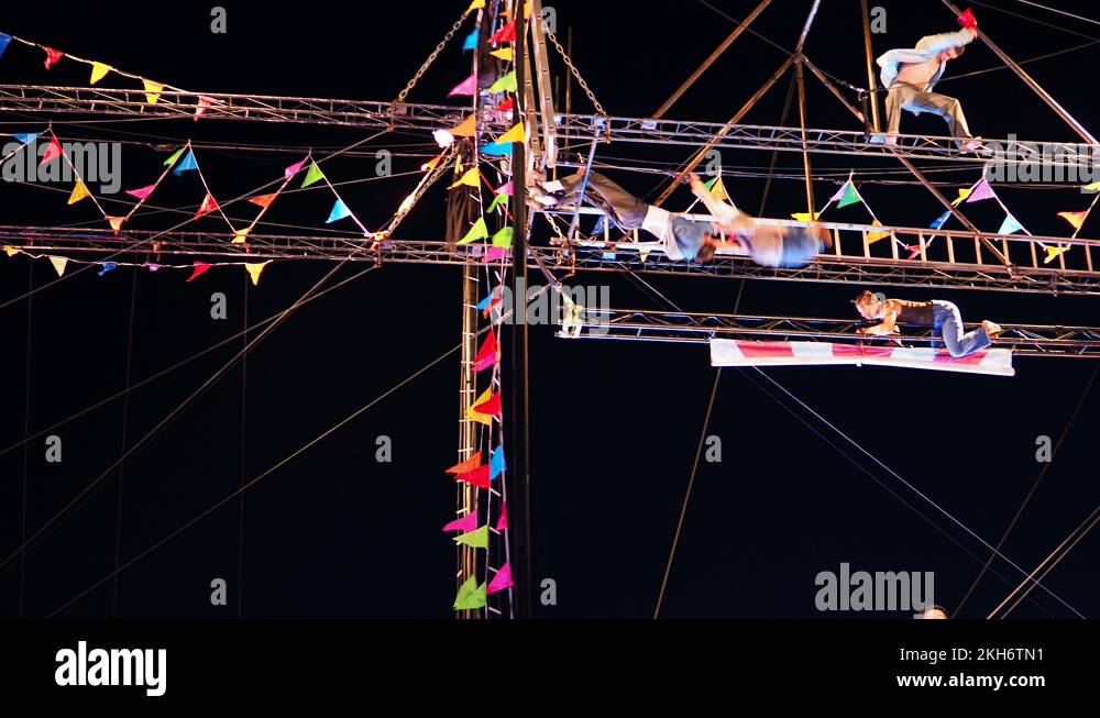 Trapeze acrobatics Stock Videos & Footage - HD and 4K Video Clips - Alamy