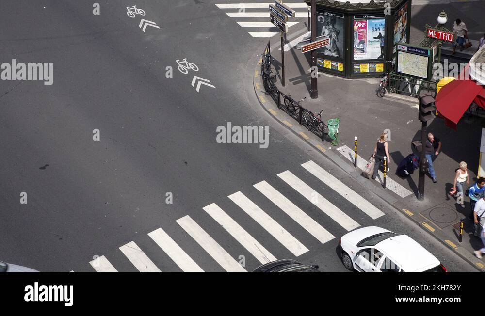 Busy paris Stock Videos & Footage - HD and 4K Video Clips - Alamy