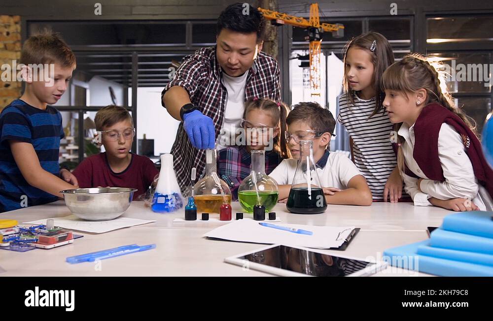 Kids in science lab Stock Videos & Footage - HD and 4K Video Clips - Alamy
