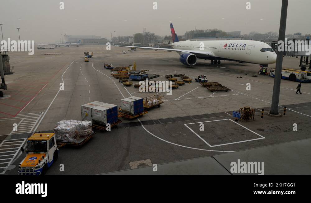 Delta air lines terminal Stock Videos & Footage - HD and 4K Video Clips ...