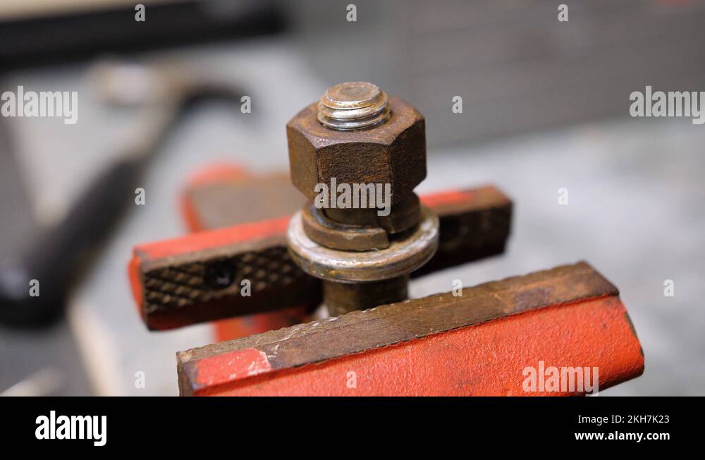 Rusty bolt threads Stock Videos & Footage - HD and 4K Video Clips - Alamy