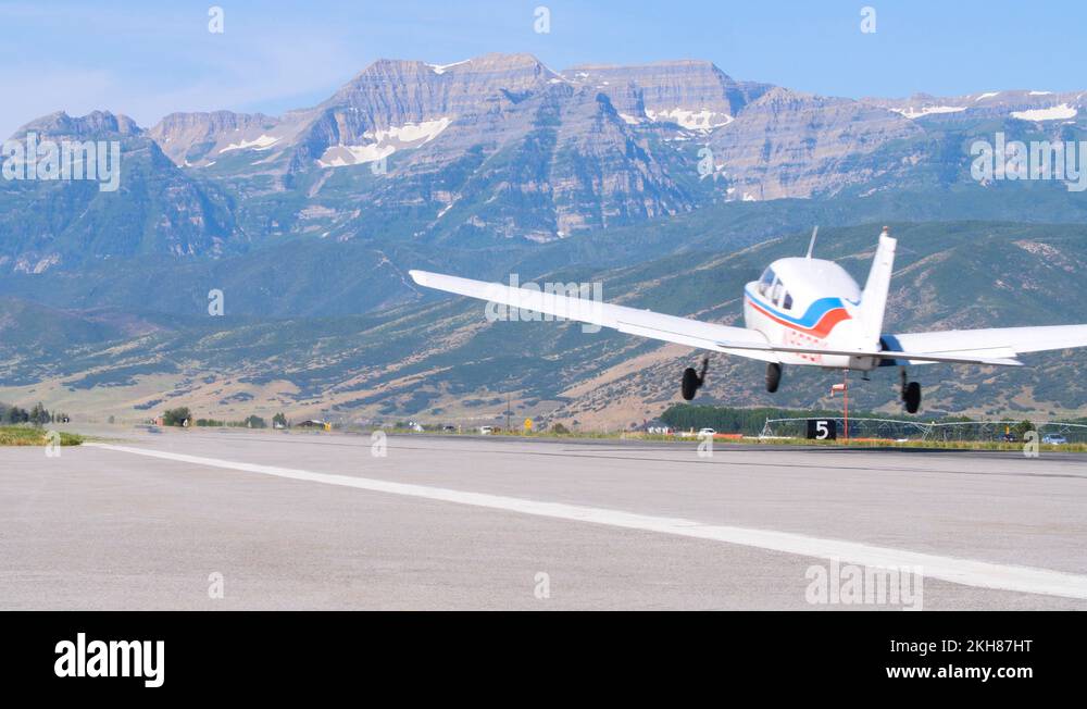 Scenery video of Heber Valley mountains and smooth take of the plane ...