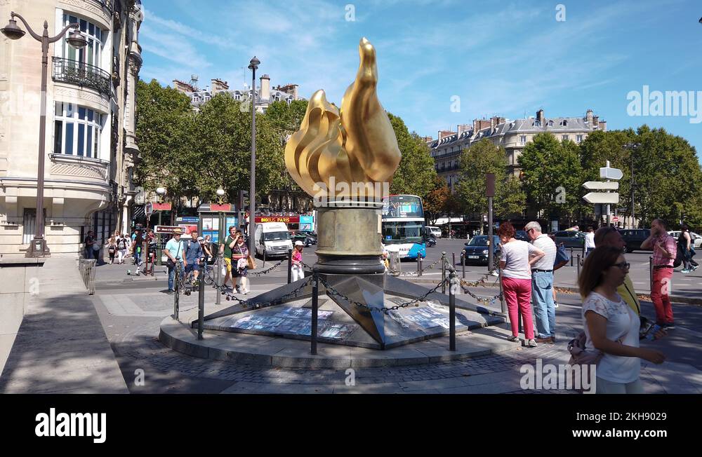 Paris flame statue Stock Videos & Footage - HD and 4K Video Clips - Alamy