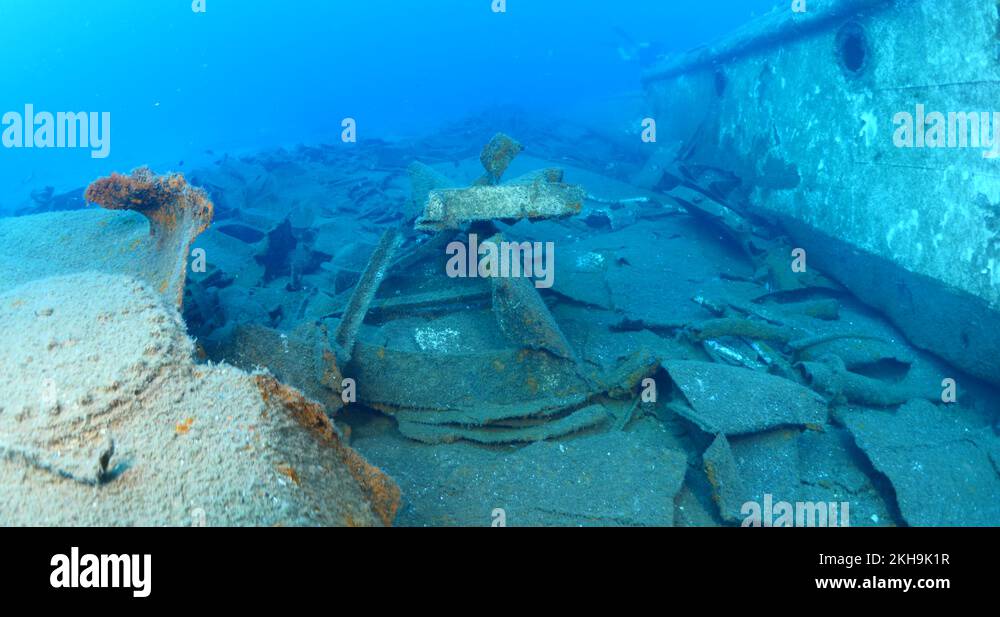 ship wreck underwater shipwreck scenery scuba divers to see Stock Video ...