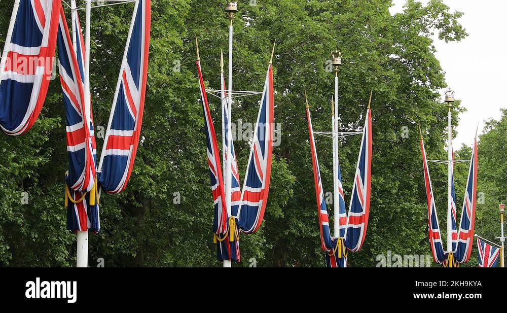 Union jack flags buckingham palace Stock Videos & Footage - HD and 4K ...