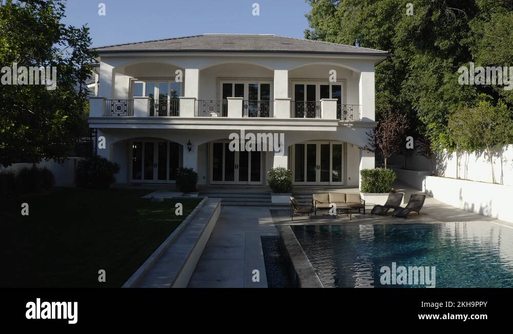 A White Luxury Mansion in Beverly Hills with an Infinity Pool Stock ...