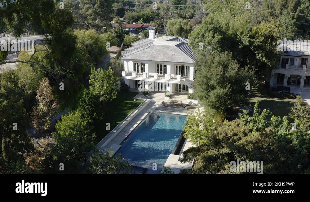 A White Luxury Mansion in Beverly Hills with an Infinity Pool Stock ...