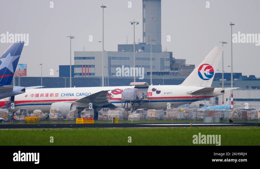Boeing 777 cargo Stock Videos & Footage - HD and 4K Video Clips - Alamy