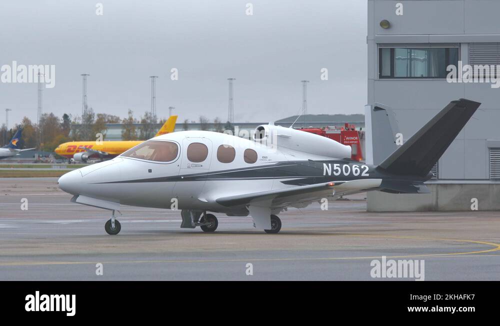 Cirrus vision jet Stock Videos & Footage - HD and 4K Video Clips - Alamy