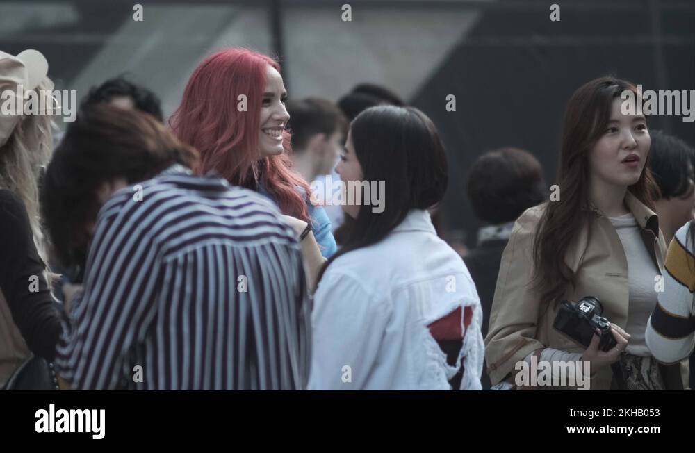 (Korea) Seoul Fashion Week - western female models in the crowd Stock ...