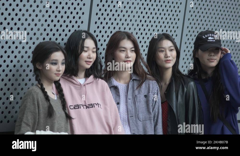 (Korea) Seoul Fashion Week - five Korean models pose for camera Stock ...