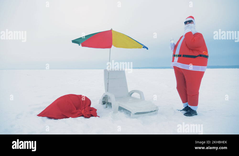 Umbrella santa Stock Videos & Footage - HD and 4K Video Clips - Alamy