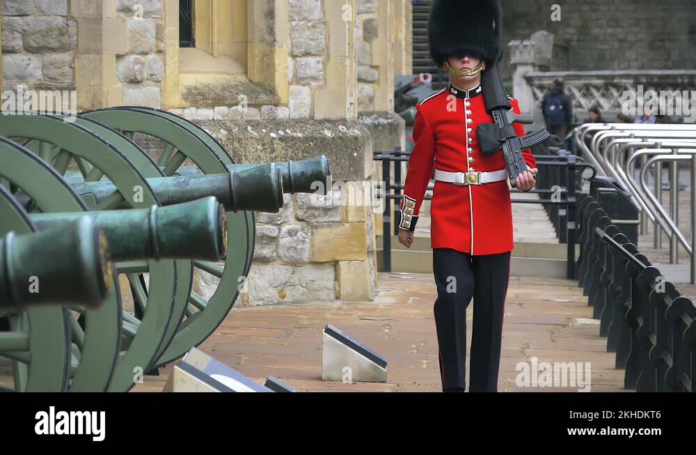 Beefeater uniform Stock Videos & Footage - HD and 4K Video Clips - Alamy