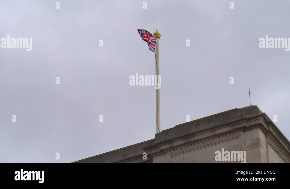 Buckingham palace queen flag Stock Videos & Footage - HD and 4K Video ...