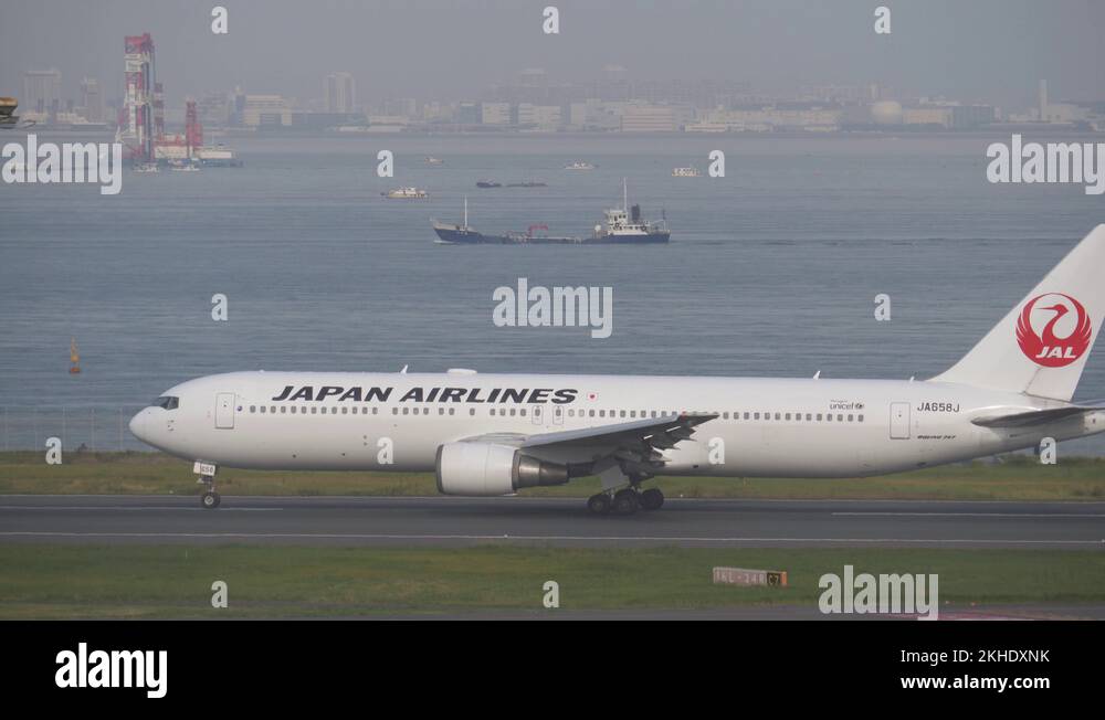 Approach to tokyo haneda airport Stock Videos & Footage - HD and 4K ...