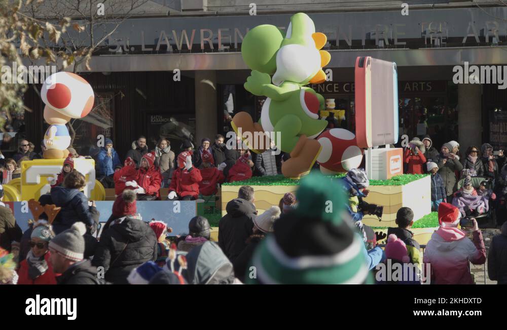 Nintendo yoshi parade float santa claus parade toronto Stock Video ...