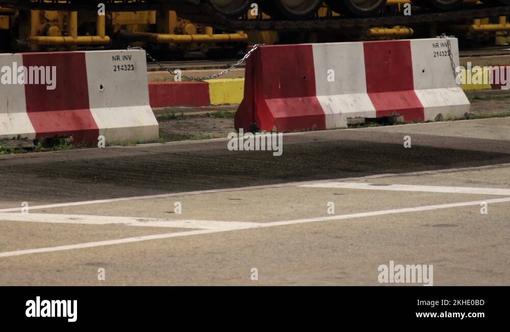 Crane off load Stock Videos & Footage - HD and 4K Video Clips - Alamy