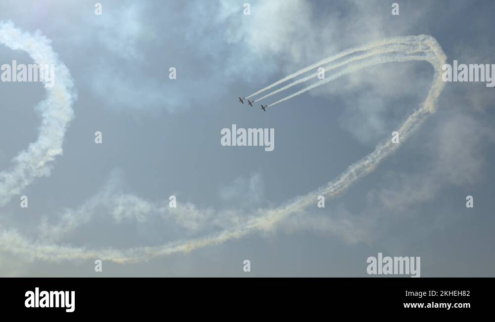 Flight pattern sky Stock Videos & Footage - HD and 4K Video Clips - Alamy