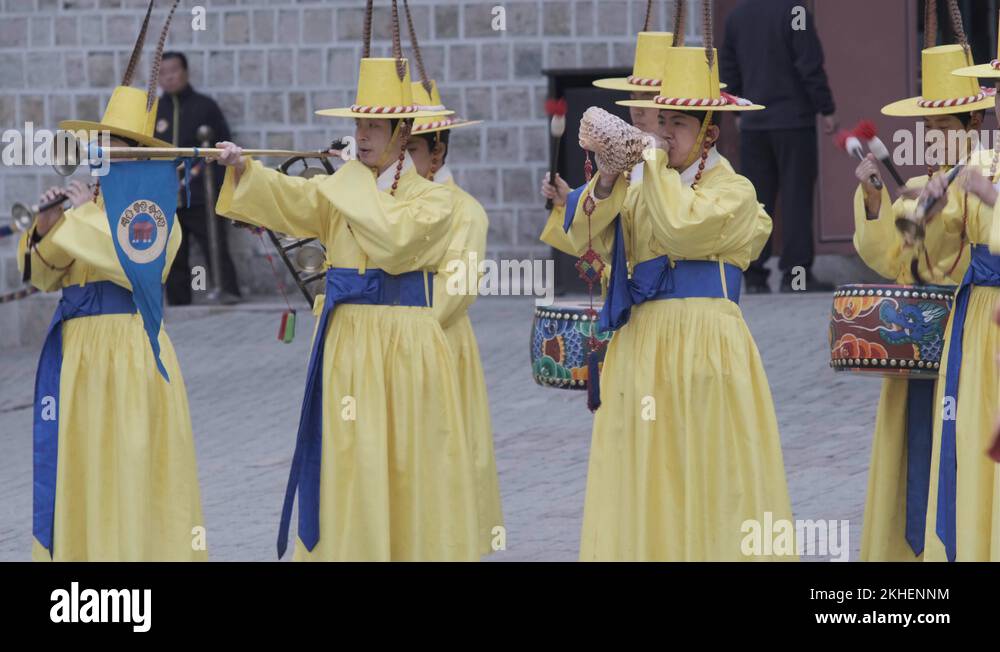 Korea (Seoul) - Deoksugung Palace: traditional changing of guards ...